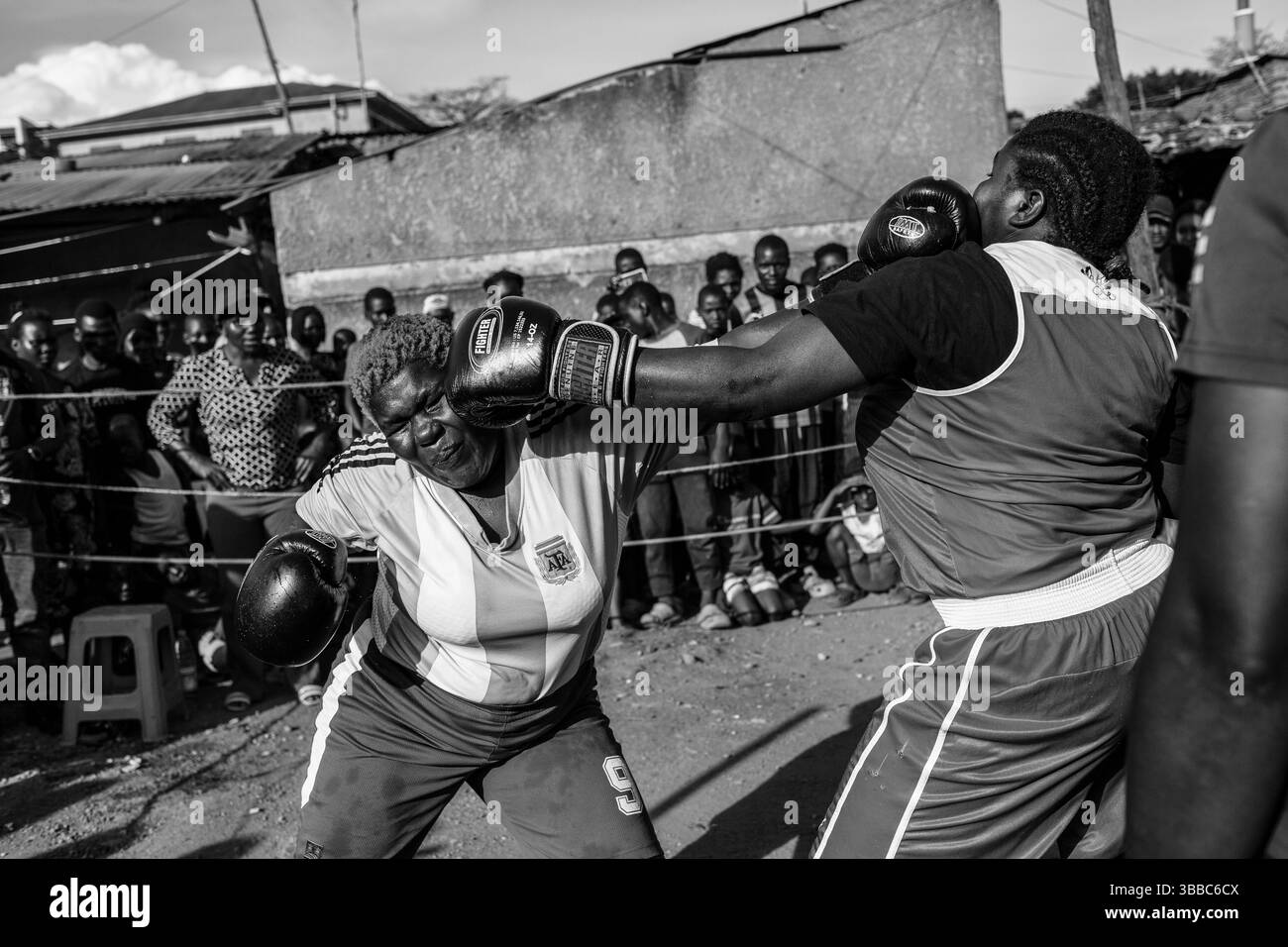 Boxing in Kampala, Katanga slu, Africa Stock Photo - Alamy