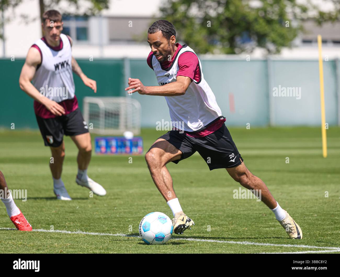 Alexis Claude-Maurice (FC Augsburg #20) spielt den Ball, FC Augsburg ...