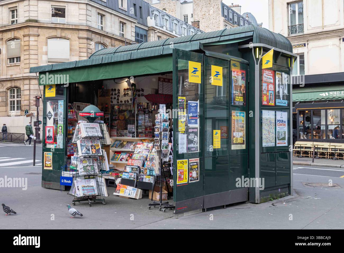 News stand france hi-res stock photography and images - Alamy