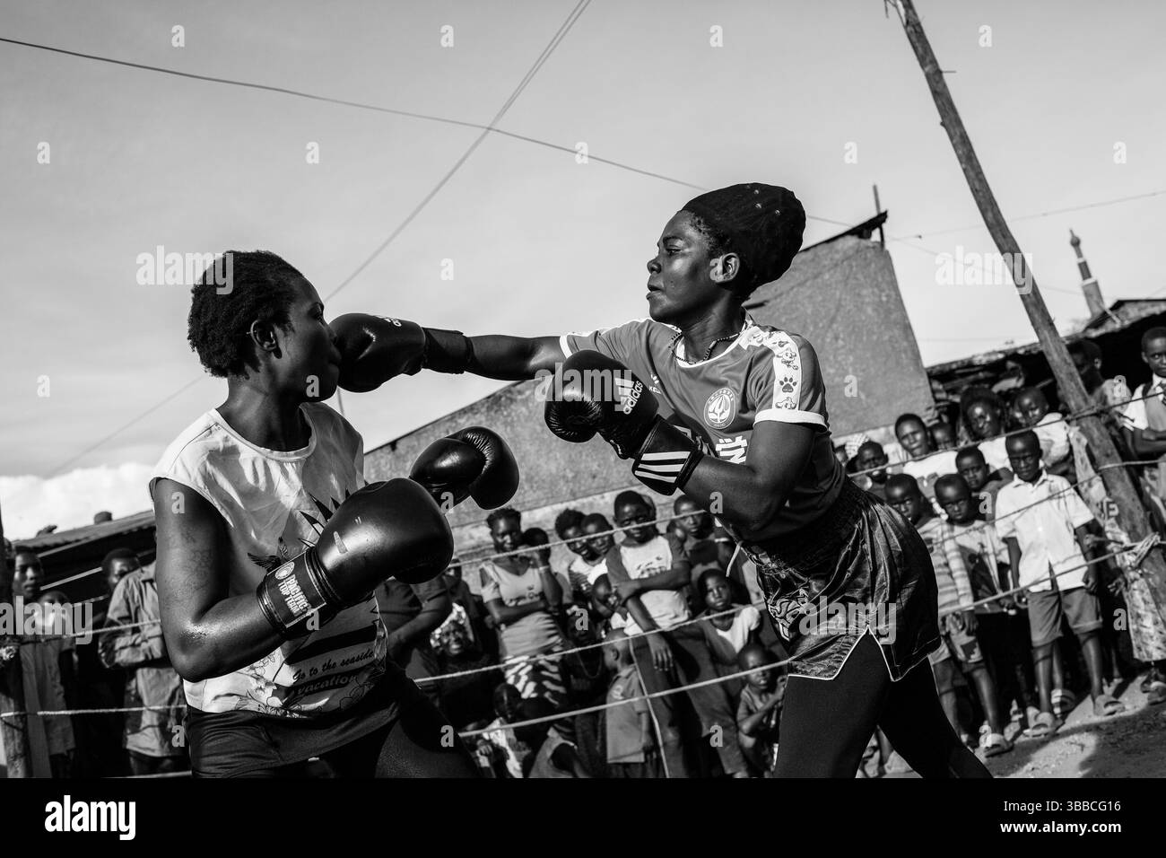 Boxing in Kampala, Katanga slu, Africa Stock Photo - Alamy