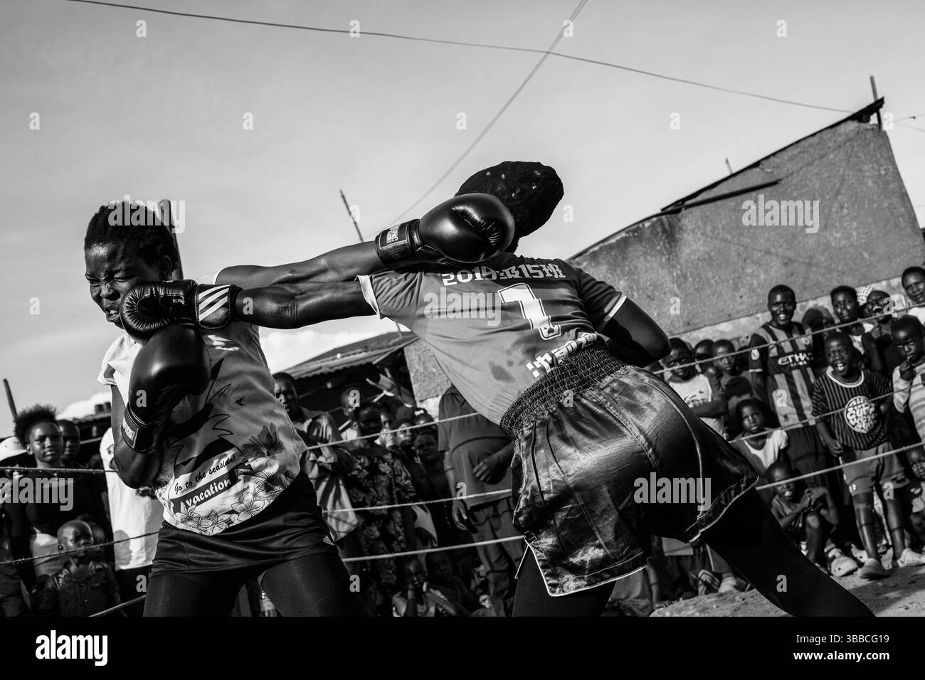 Boxing in Kampala, Katanga slu, Africa Stock Photo - Alamy
