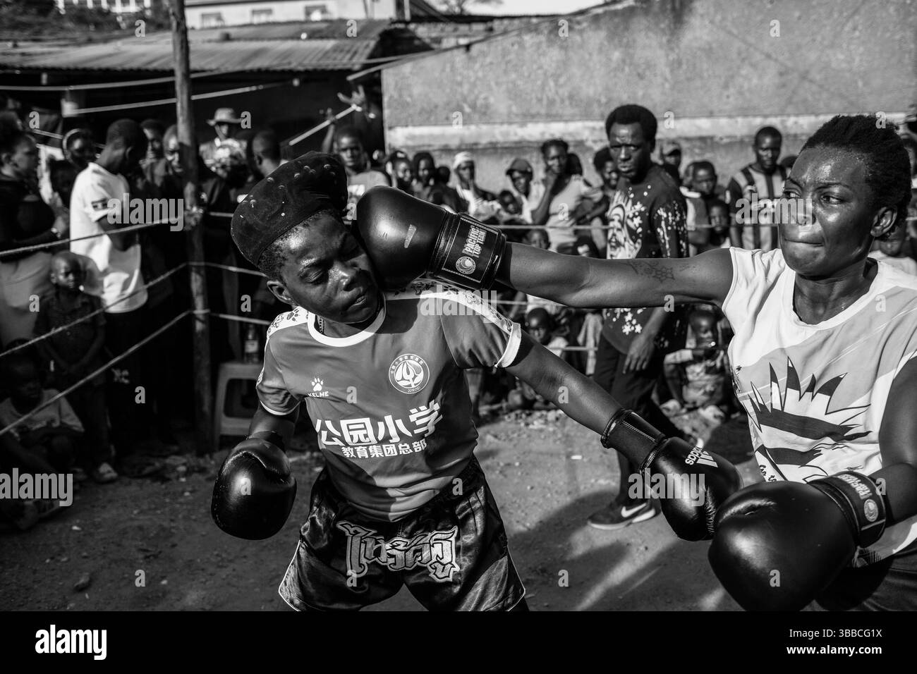 Boxing in Kampala, Katanga slu, Africa Stock Photo - Alamy