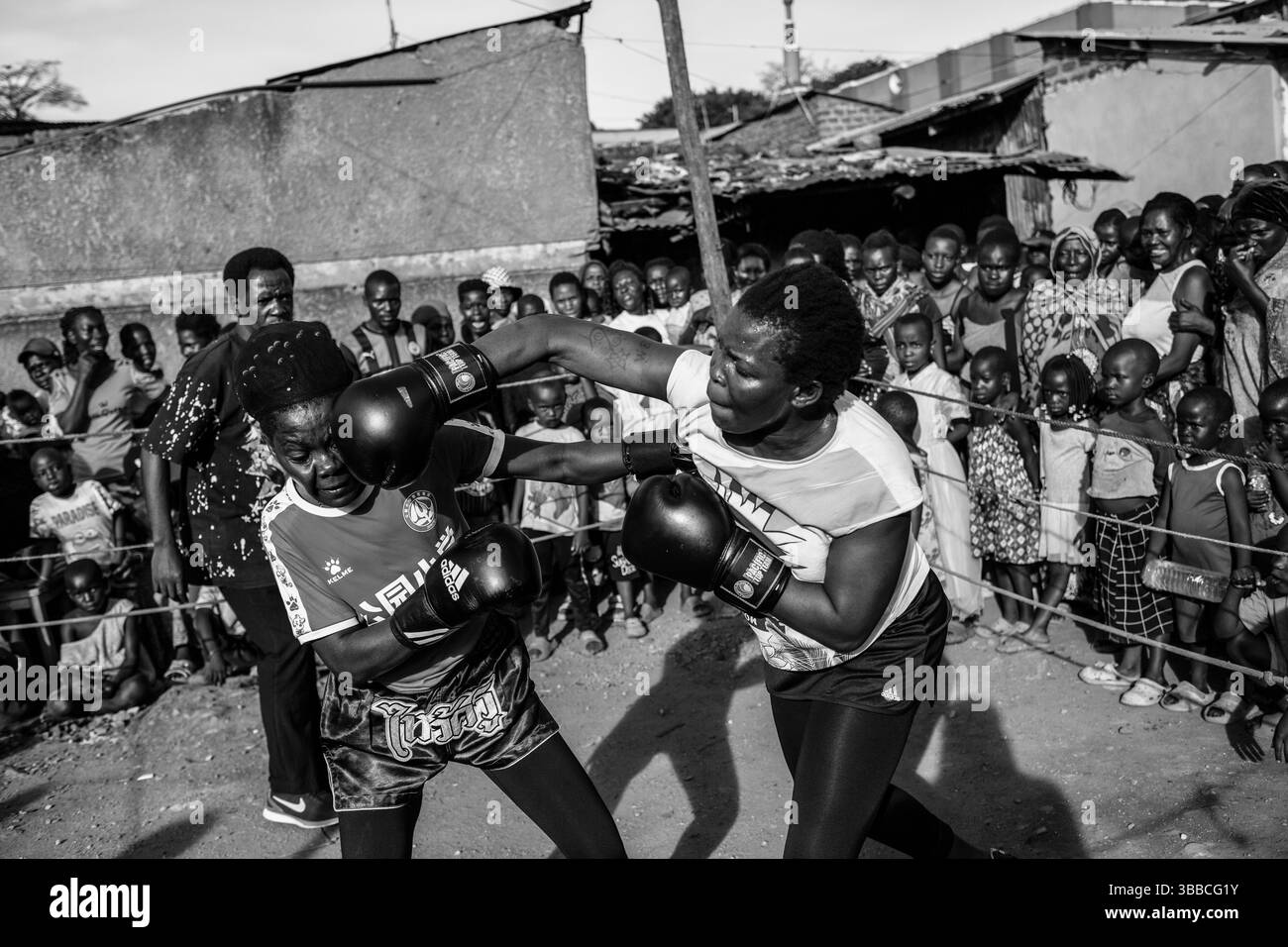 Boxing in Kampala, Katanga slu, Africa Stock Photo - Alamy