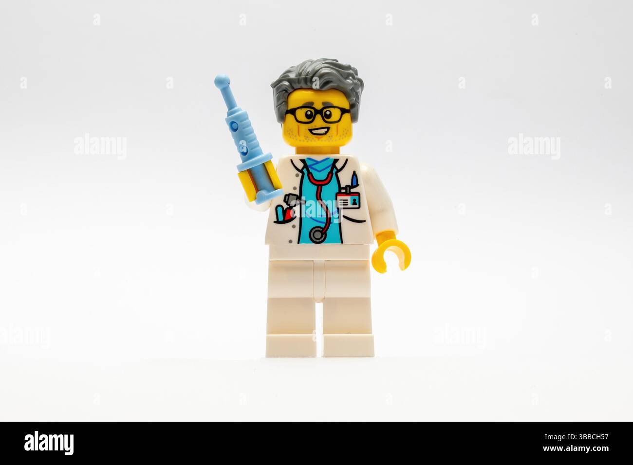 Doctor giving an injection hi-res stock photography and images - Alamy