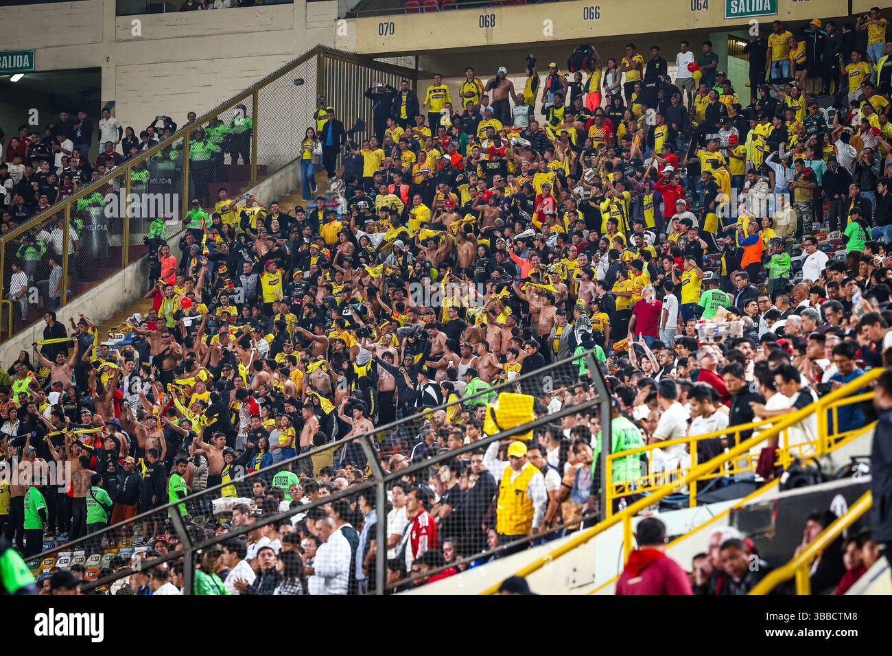 LIMA, LI - 14.05.2025: UNIVERSITARIO VS BARCELONA SC - Hinchas del ...
