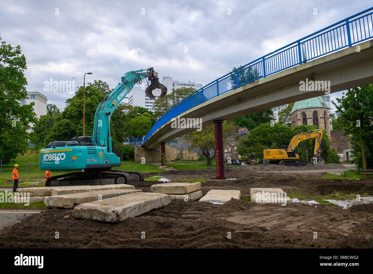 15 May 2025, Saxony-Anhalt, Magdeburg: An excavator tests the distance ...