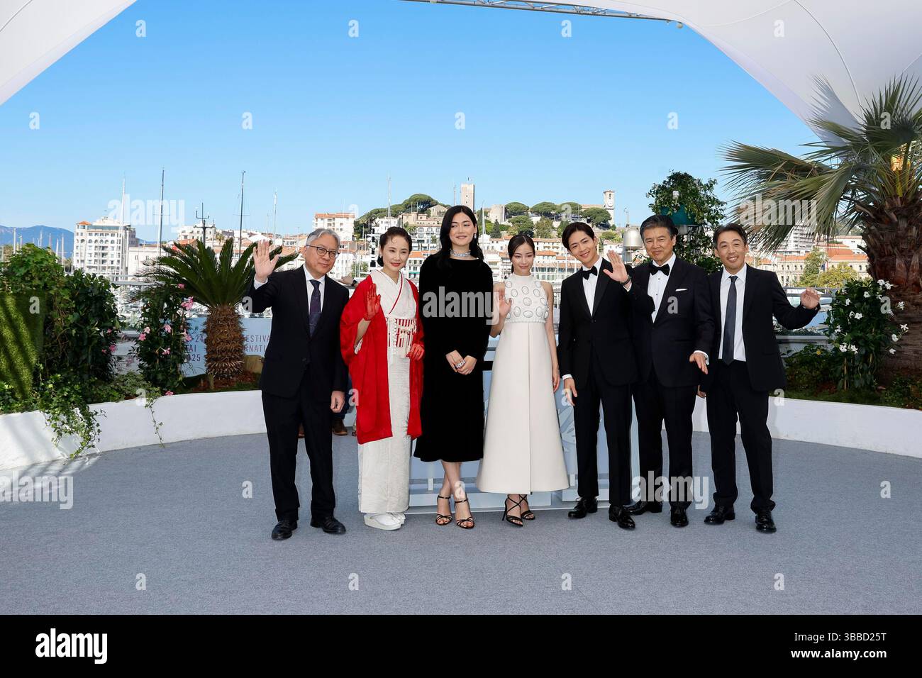Cannes, Frankreich. 15th May, 2025. Kazuo Ishiguro, Yo Yoshida, Camilla Aiko, Suzu Hirose ...