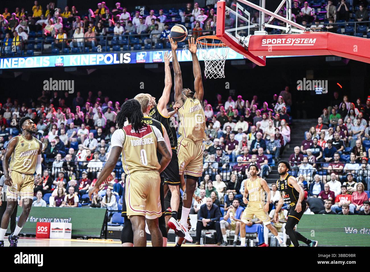Antwerp, Belgium. 15th May, 2025. Oostende's Marijn Ververs and Antwerp ...