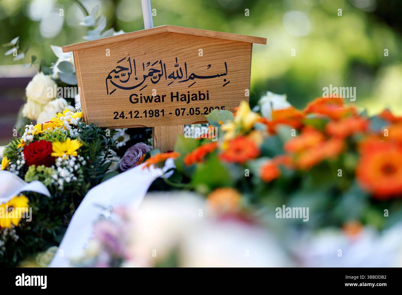 Das Grab des Rapper Xatar Giwar Hajabi auf dem Nordfriedhof in Bonn ...