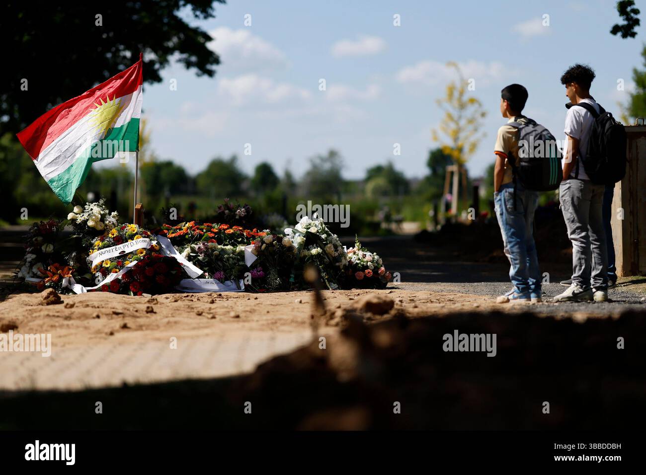 Das Grab des Rapper Xatar Giwar Hajabi auf dem Nordfriedhof in Bonn ...