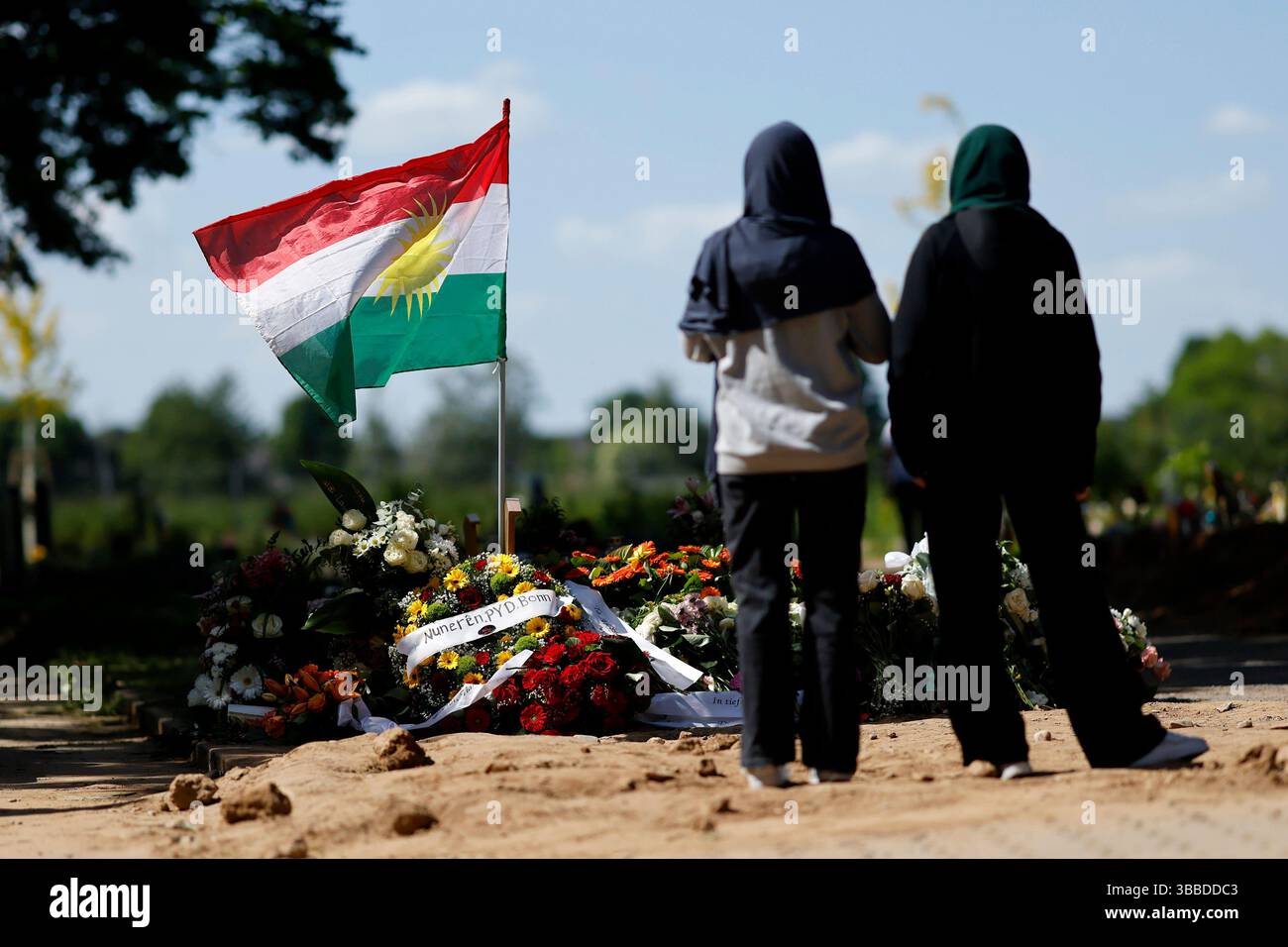 Das Grab des Rapper Xatar Giwar Hajabi auf dem Nordfriedhof in Bonn ...