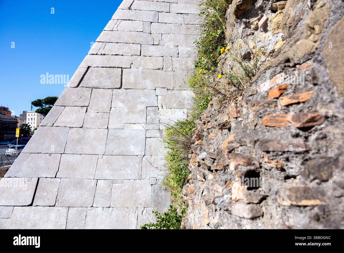 Pyramide des Cestius Piramide di in Rom. Italien, Rom im Mai 2025 ...