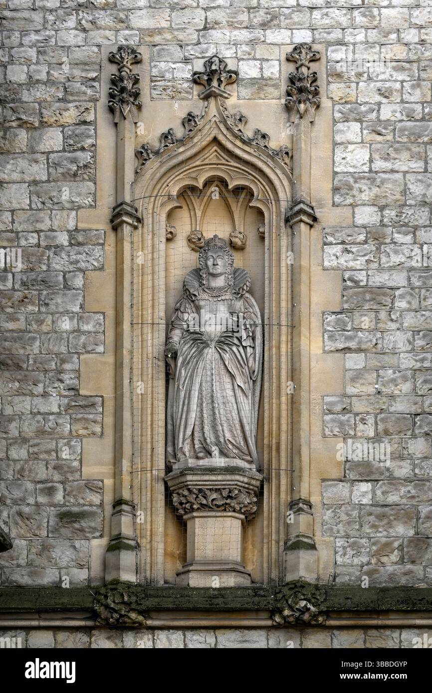 LONDON UK - APRIL 30, 2025: Statue of Queen Elizabeth I on the exterior ...