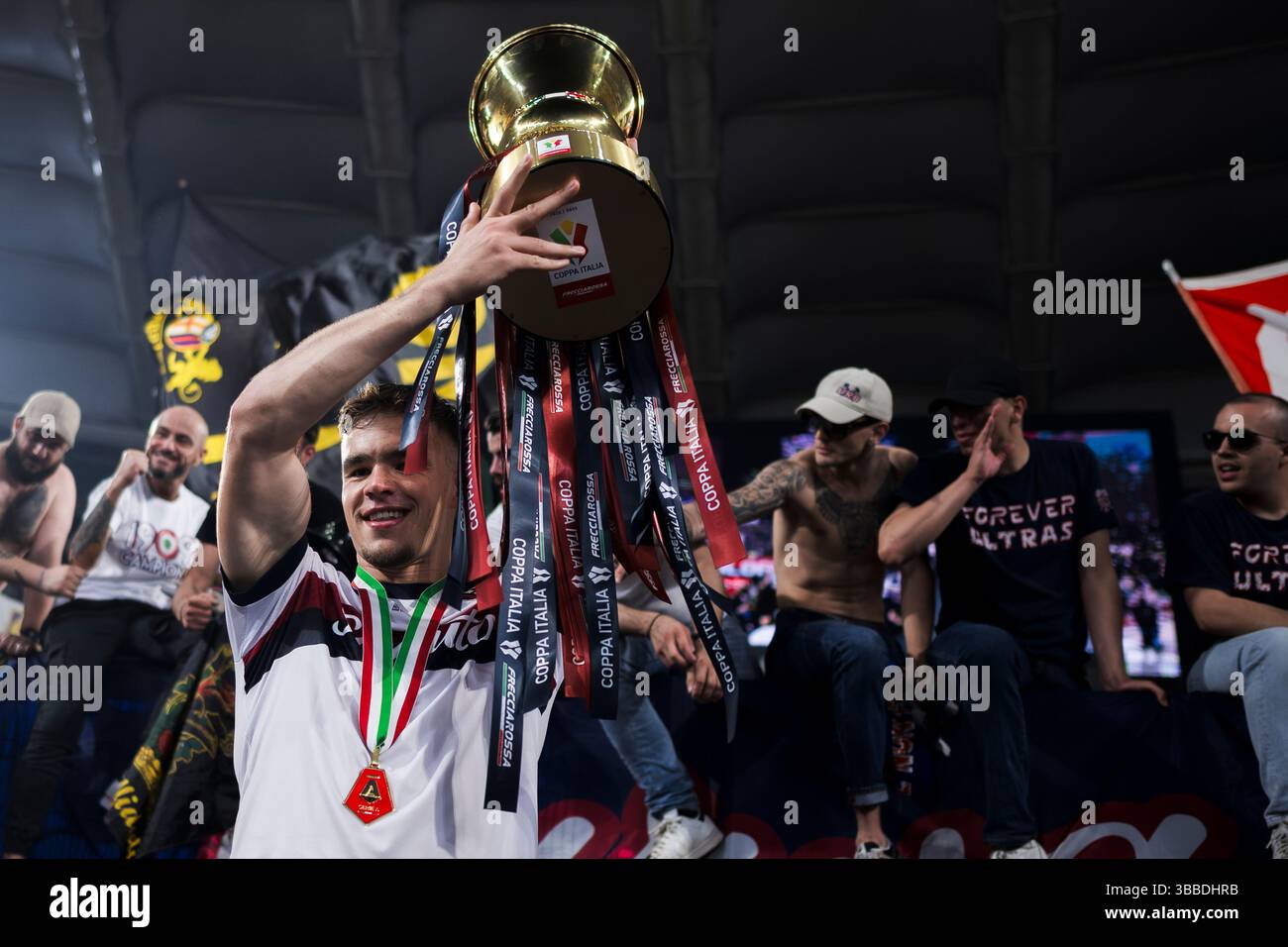 Thijs Dallinga of Bologna FC celebrates with the trophy during the ...