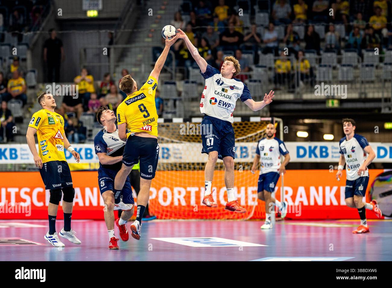 Mannheim, Deutschland. 15th May, 2025. Sprungwurf von Dustin Kraus (47 ...