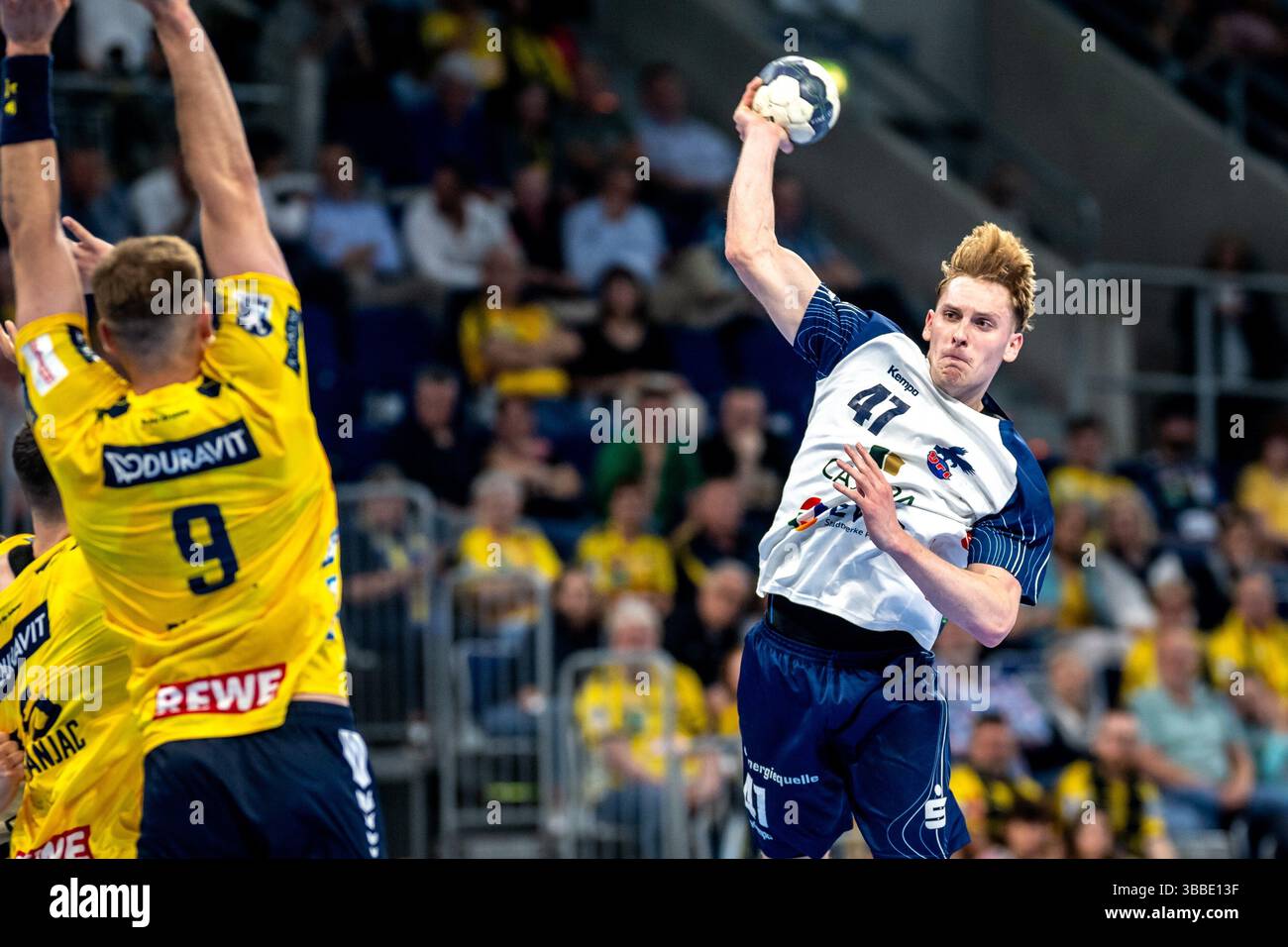 Mannheim, Deutschland. 15th May, 2025. Wurf von Dustin Kraus (47;VfL ...