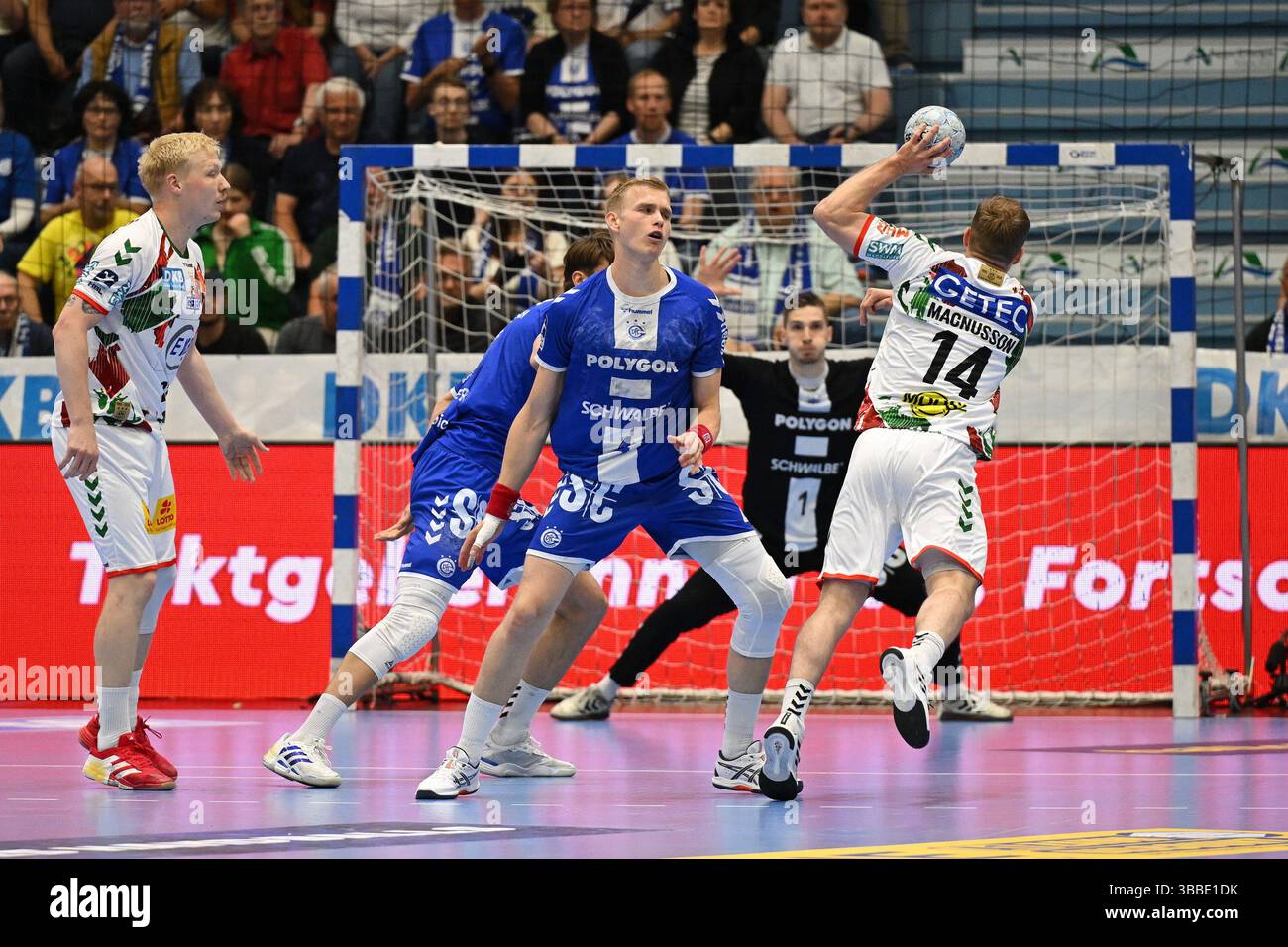 Gummersbach, Deutschland. 15th May, 2025. Omar Ingi Magnusson (SC Magdeburg 14) gegen Ellidi ...