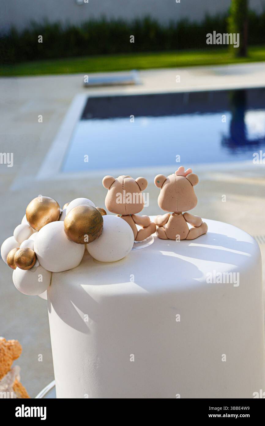 Baby shower decoration of two bears on top of a non-real cake Stock Photo - Alamy