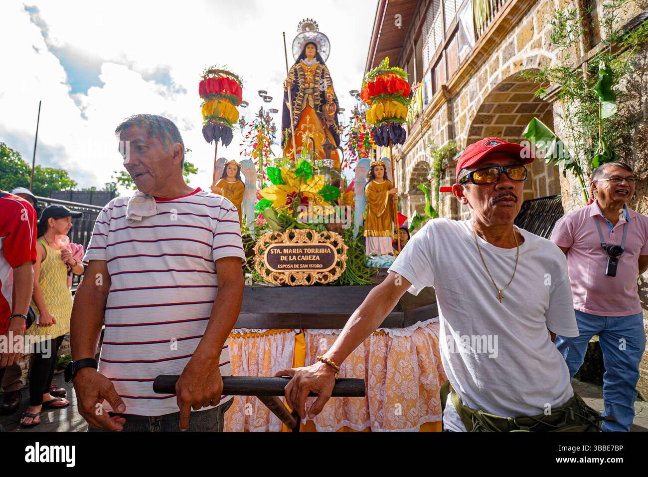 Manila, Manila, Philippines. 15th May, 2025. Locals stand by a carriage ...
