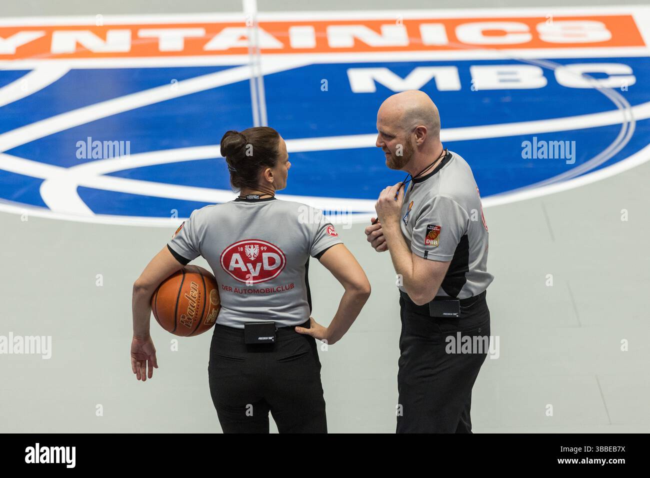 Anne Panther und Benjamin Barth, Schiedsrichter, GER, Syntainics MBC vs ...