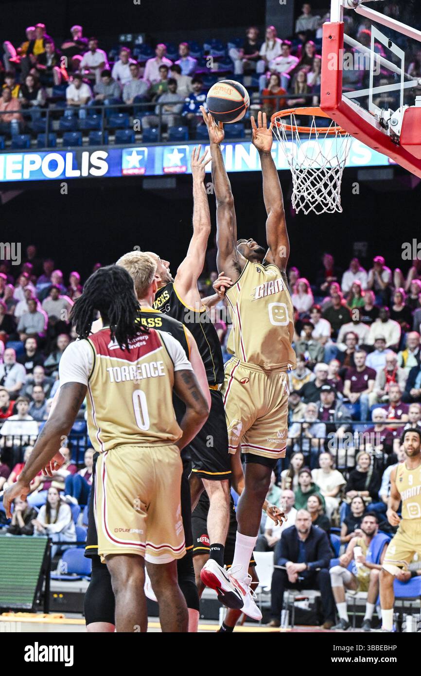 Antwerp, Belgium. 15th May, 2025. Oostende's Marijn Ververs and Antwerp ...