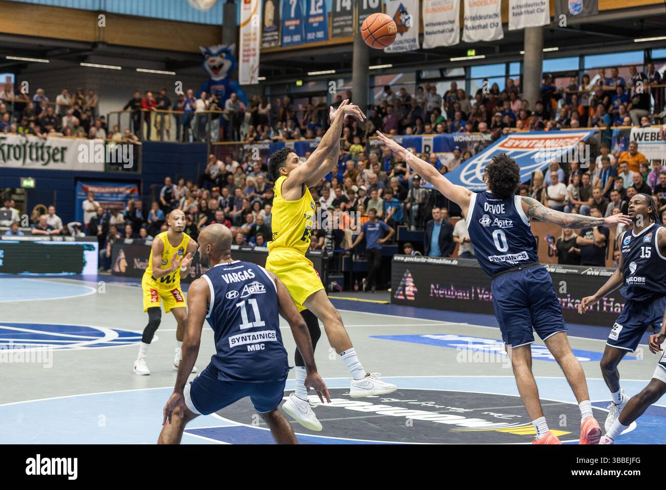 Eli Brooks (EWE Baskets Oldenburg, #55) GER, Syntainics MBC vs. EWE ...