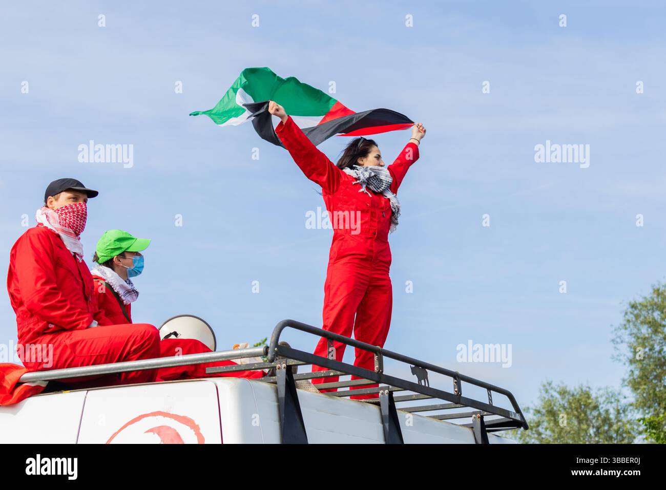Bristol, UK. 15 MAY, 2025. Dr Rahmeh Aladwan holds Palestine flag as ...