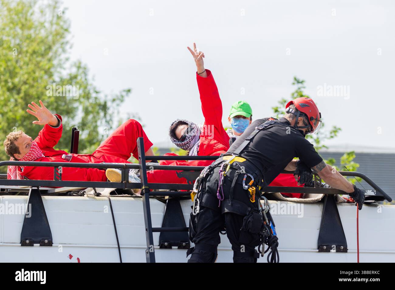 Bristol, UK. 15 MAY, 2025. Person gives a peace sign to the camera as ...