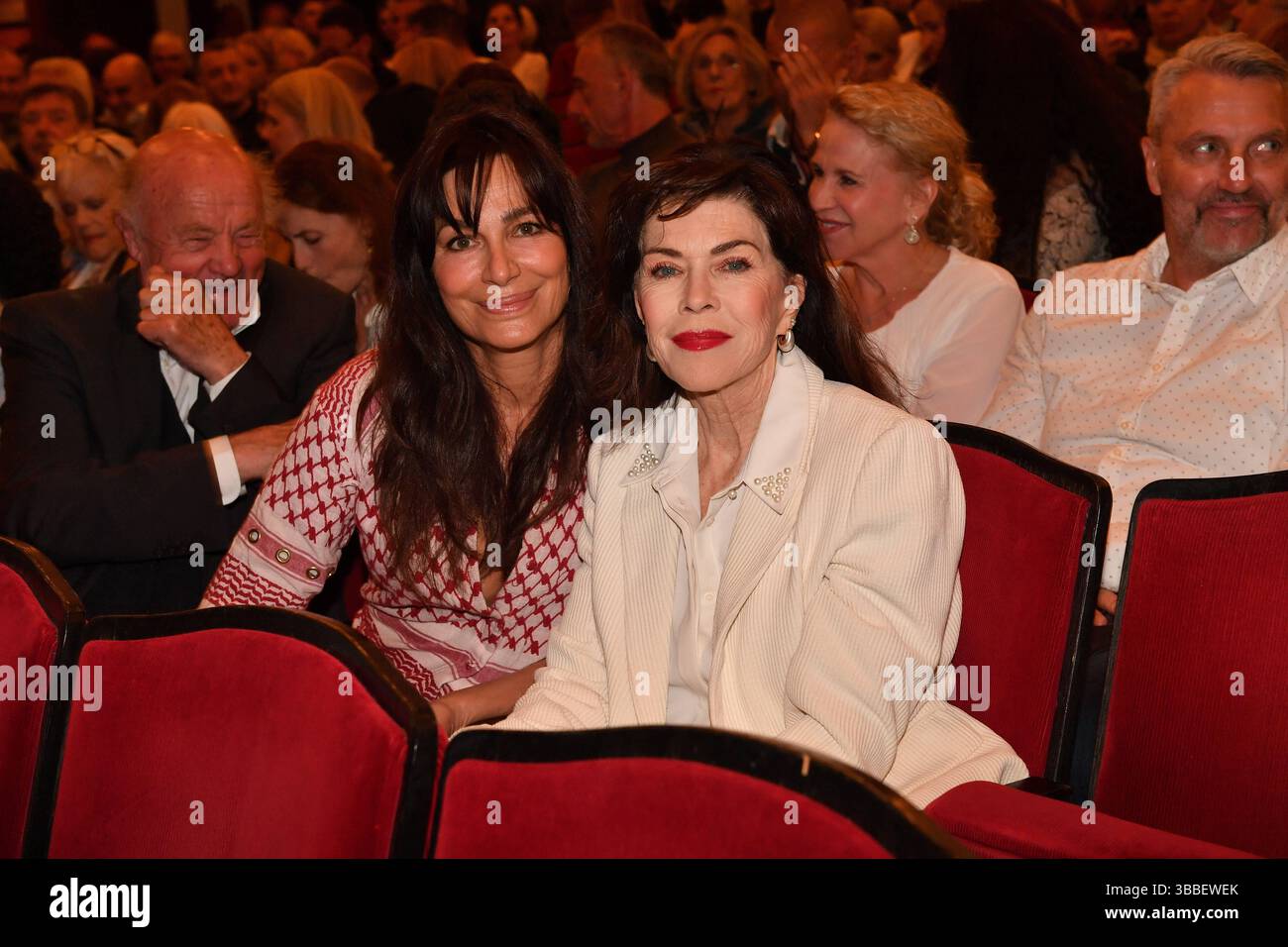 Alexandra Kamp und Anja Kruse / Premiere / Nein zum Geld / Komödie im ...