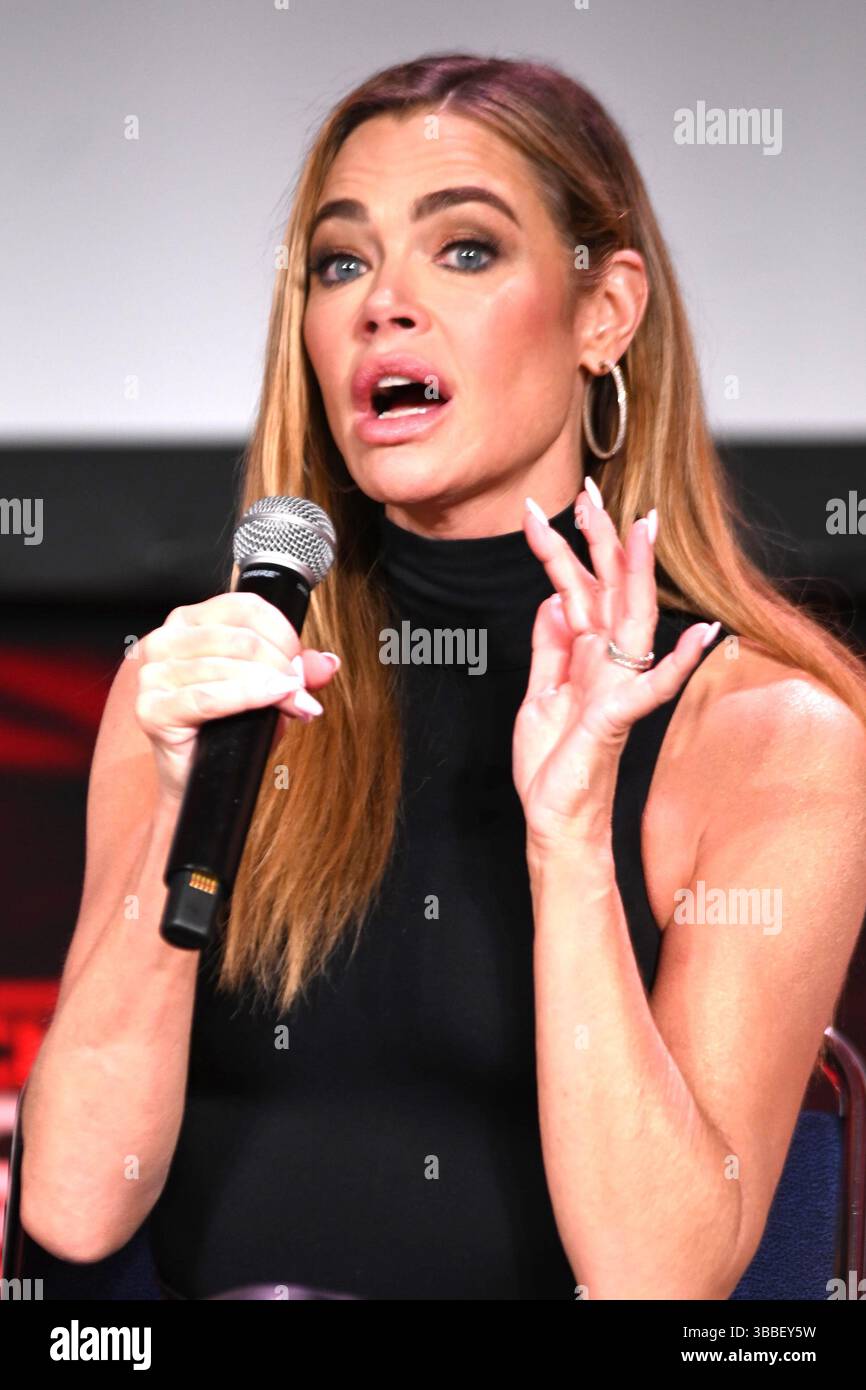 The Only Good Bug Is a Dead Bug: A Starship Troopers Reunion Panal at ...