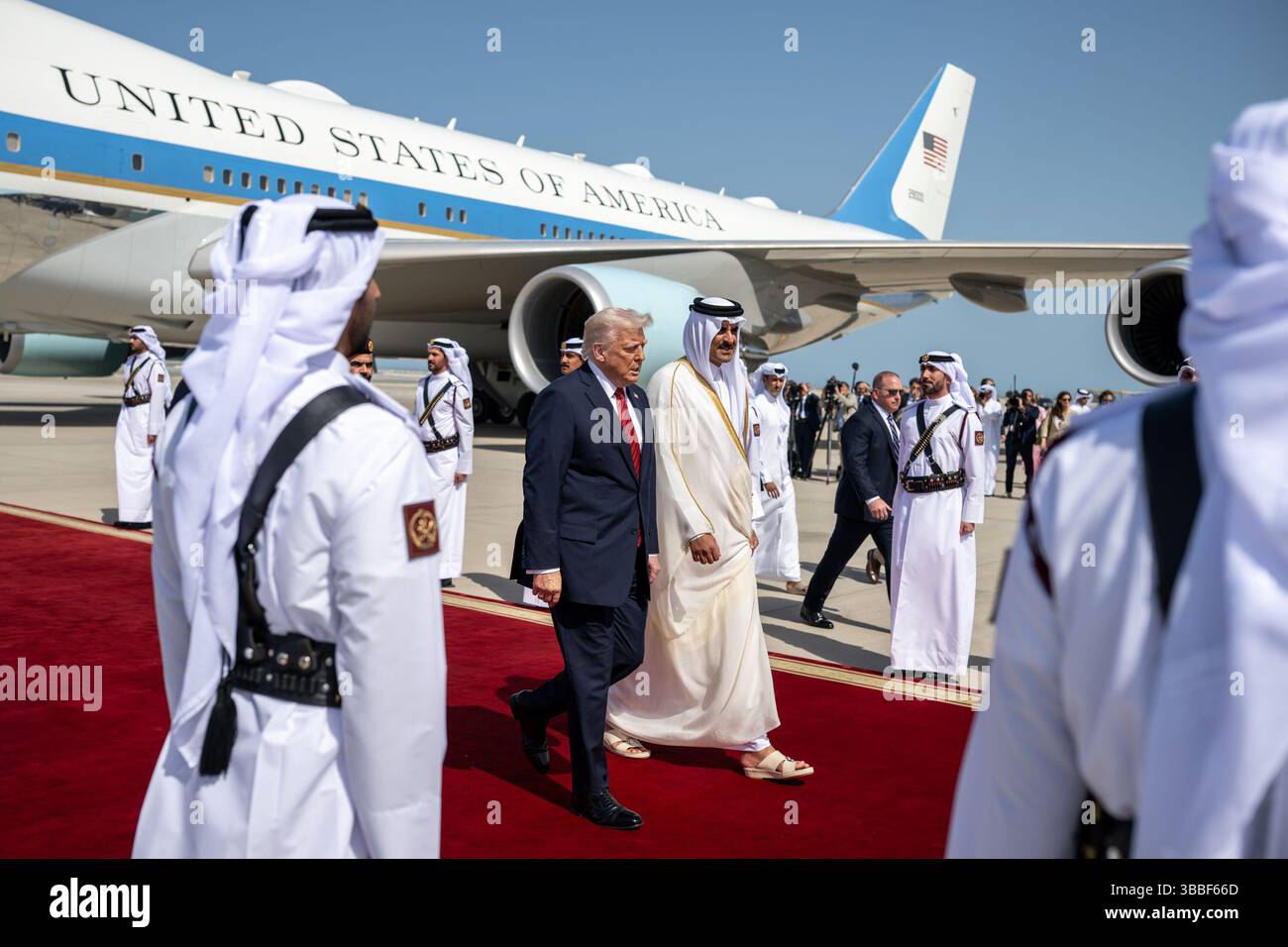 President Donald Trump greets Amir Sheikh Tamin bin Hamad Al Thani ...