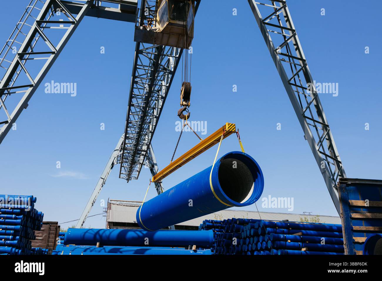 Coated pipe transportation overhead crane hi-res stock photography and ...