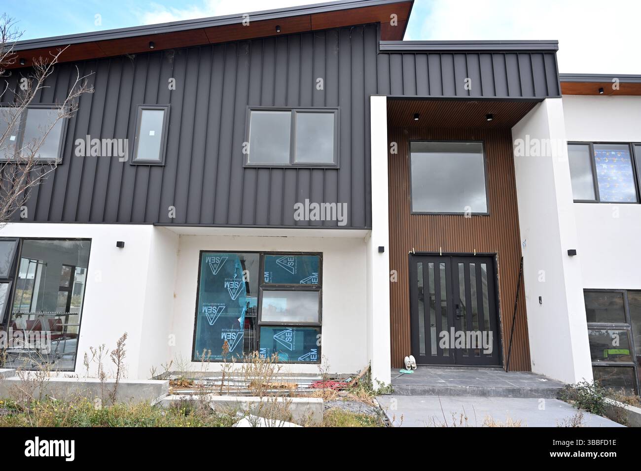 Canberra, Australia. 16th May, 2025. New houses are seen at a housing ...