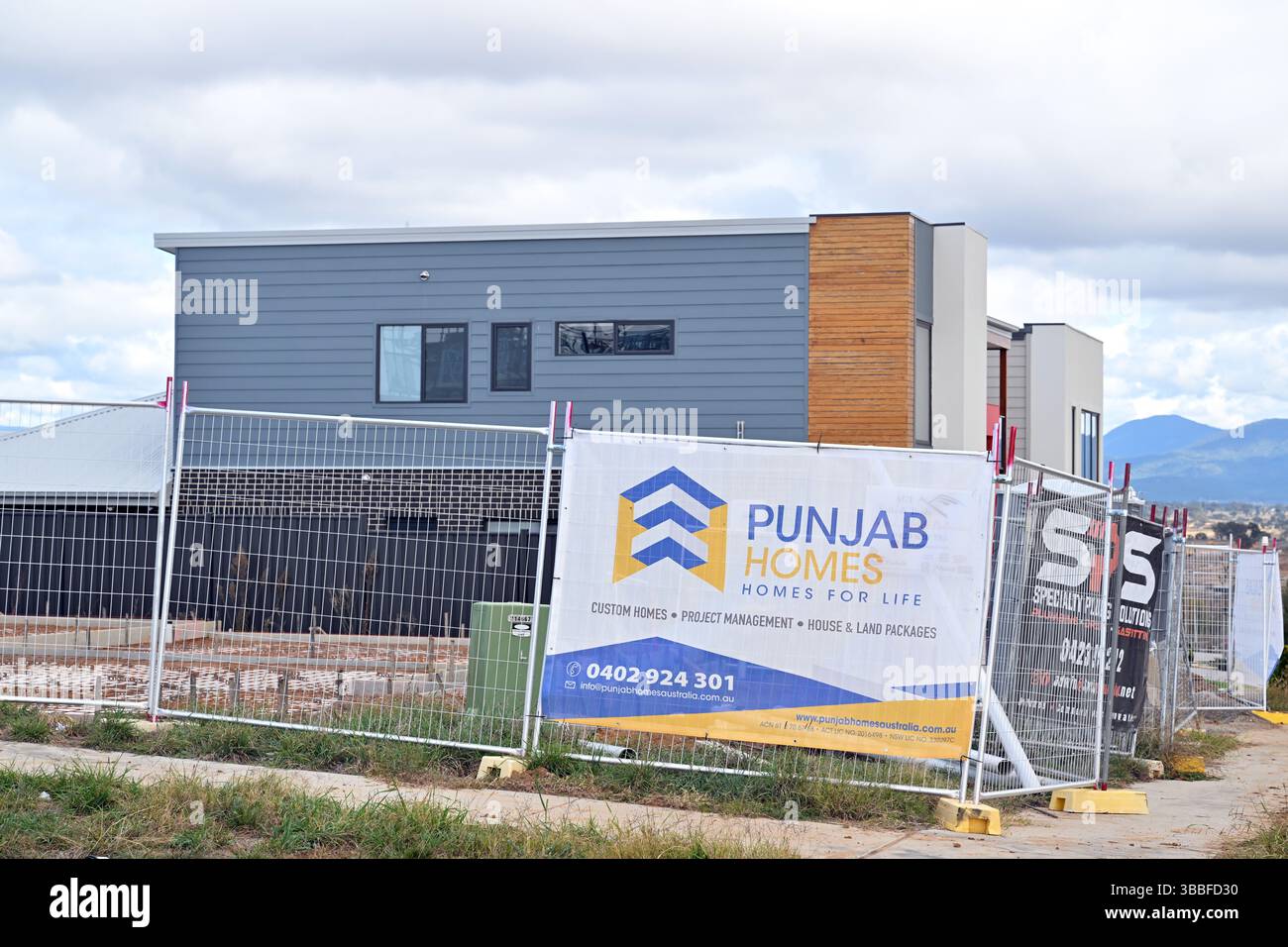 Canberra, Australia. 16th May, 2025. New houses are seen at a housing ...