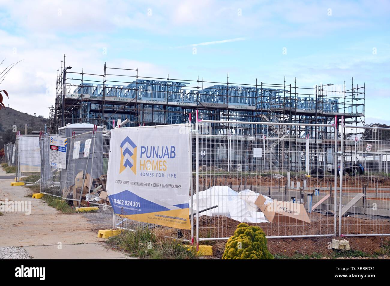 Canberra, Australia. 16th May, 2025. New houses are seen at a housing ...