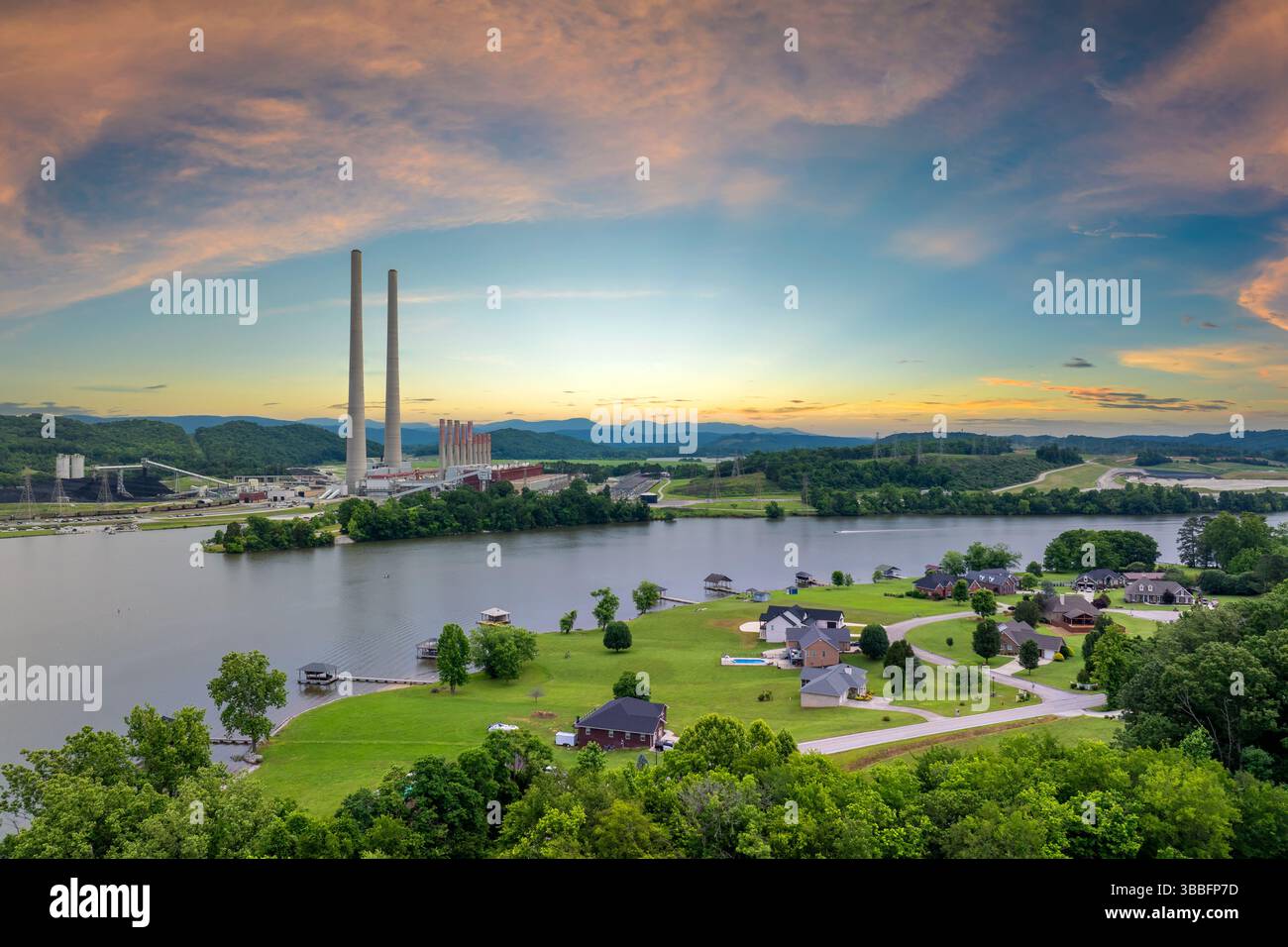 Suburban houses in residential neighborhood near Kingston Steam Plant ...