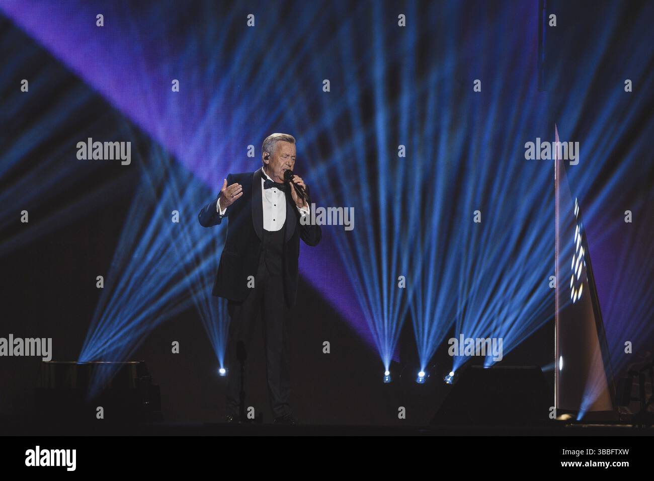 Roland Kaiser live on The Arena Tour 2025 in the Berlin Uber Arena on ...