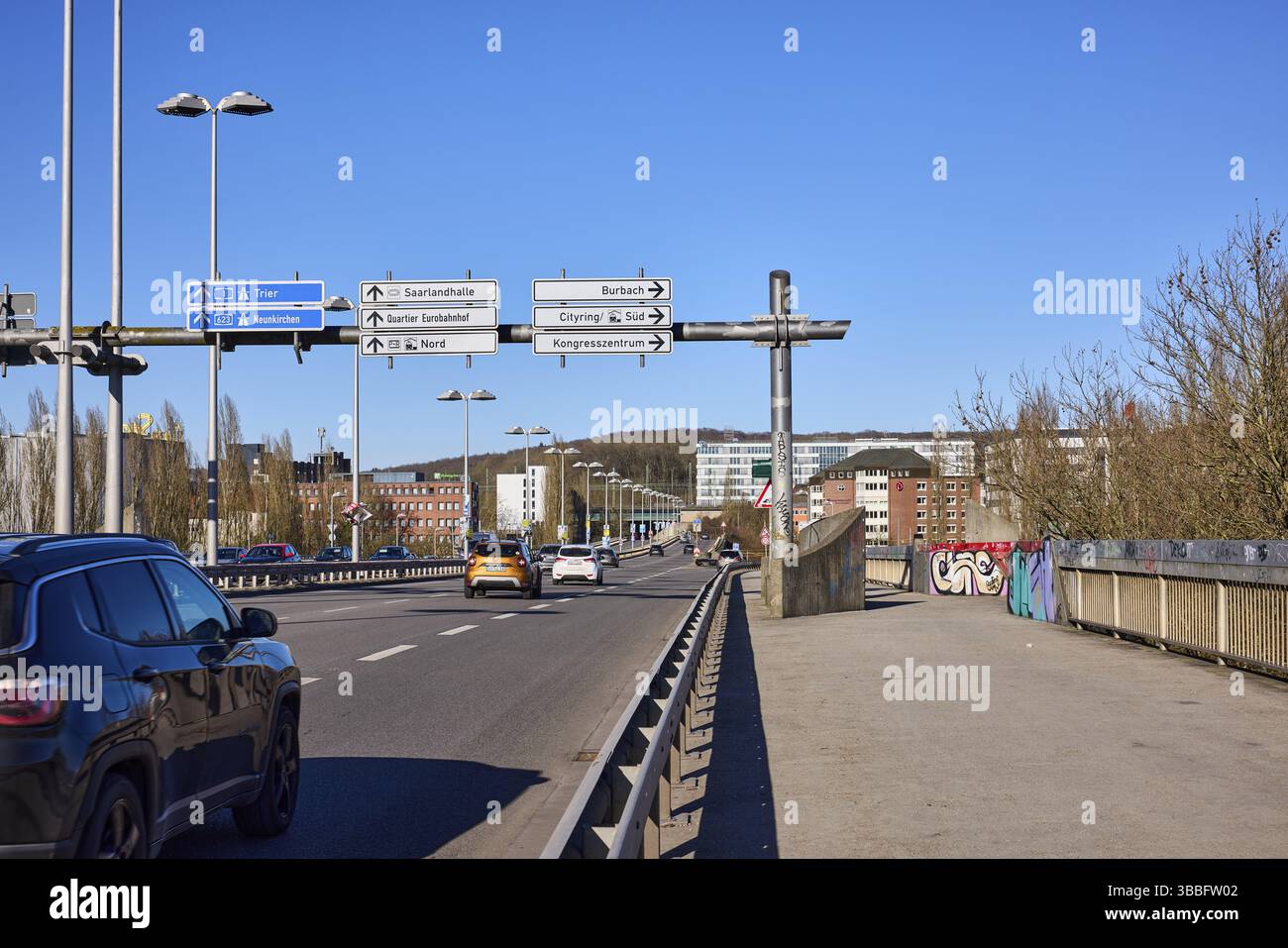 Traffic areas, road, footpath, crash barrier, metal railings, lanterns ...