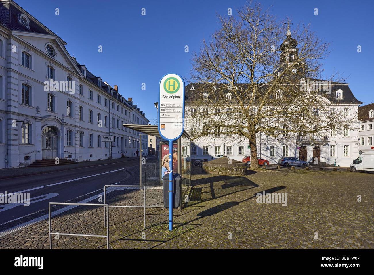 Bus stop Schlossplatz, bus line 105, 108, 121, bus shelter, historic town hall, baroque ...