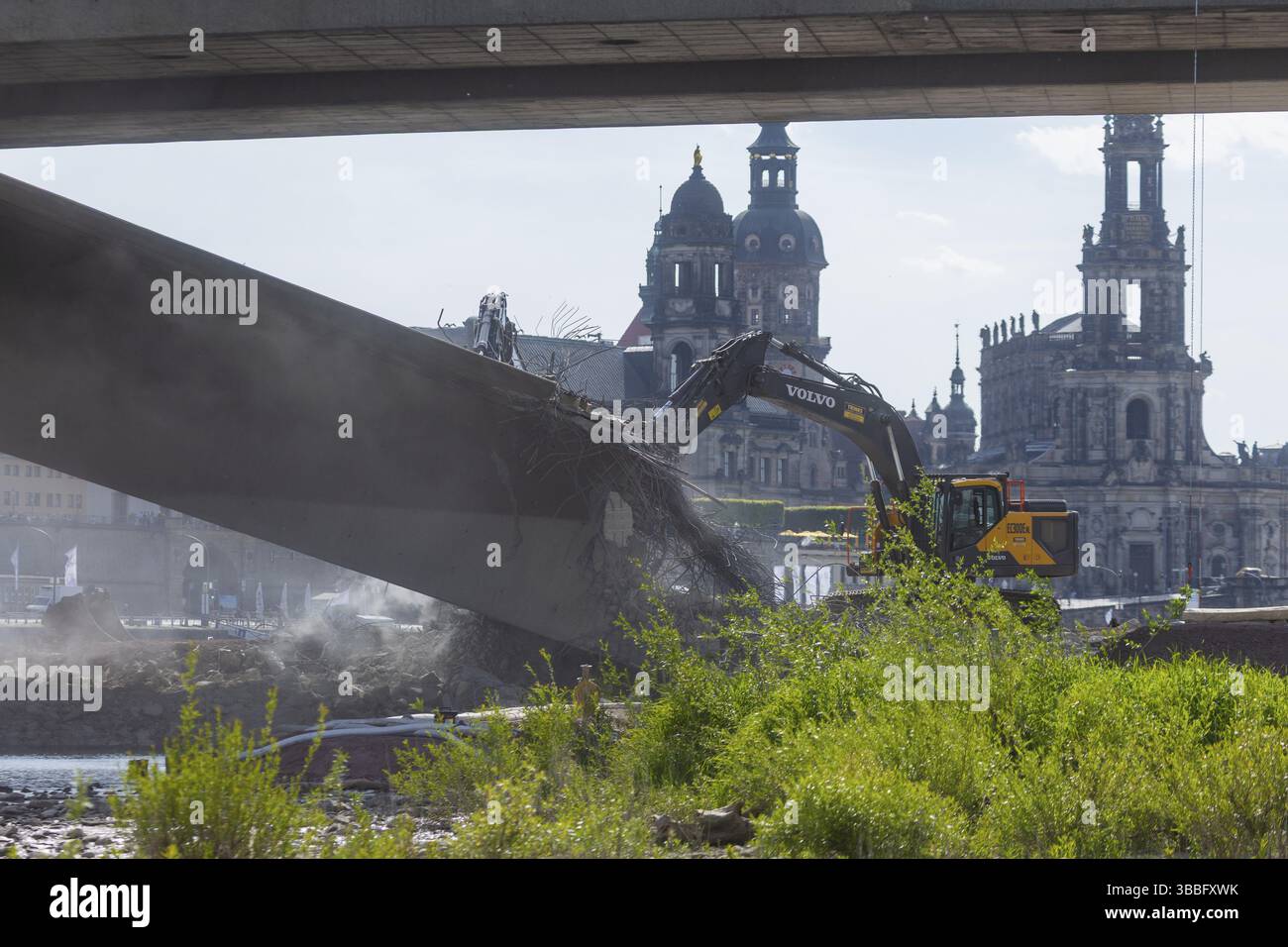 After the partial collapse of the Carola Bridge, and the securing by ...
