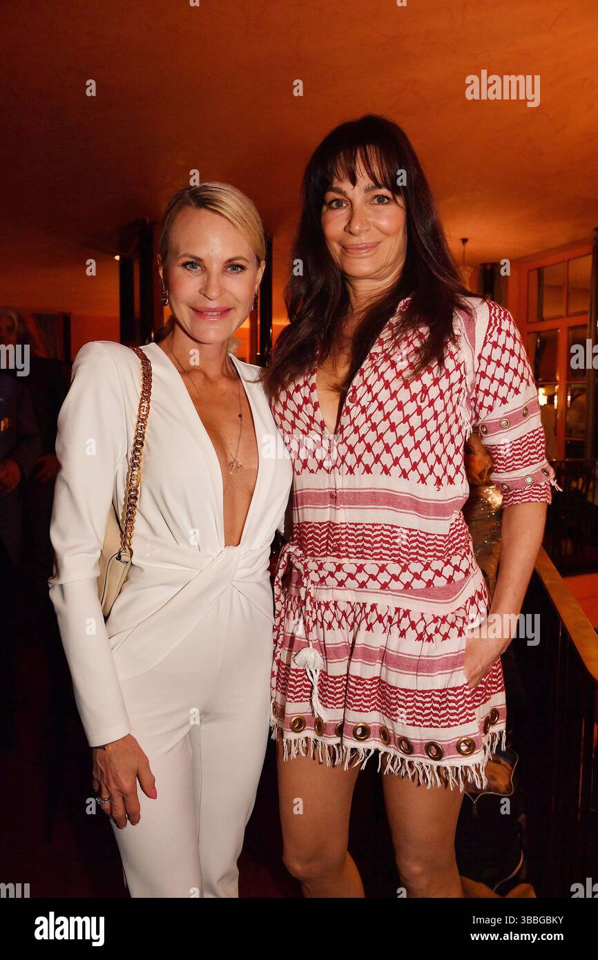 Sonja Kiefer und Alexandra Kamp bei der “ Nein zum Geld “ Theater ...