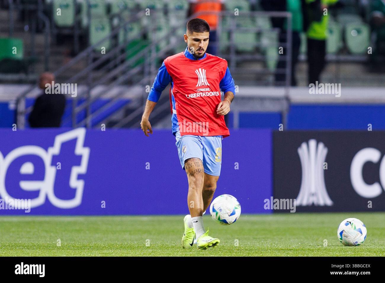 Sao Paulo, Brazil. 15th May, 2025. SAO PAULO, BRAZIL - MAY 15: Carlos Melgar of Bolívar warming ...
