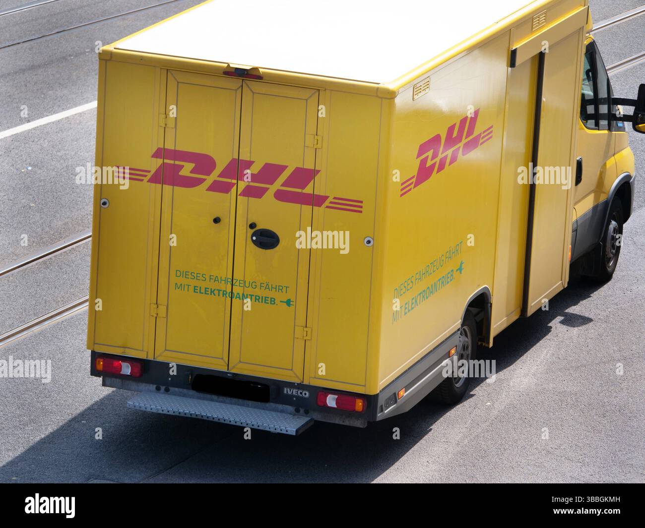 DHL Paketfahrer bei der Auslieferung. DHL *** DHL parcel driver ...