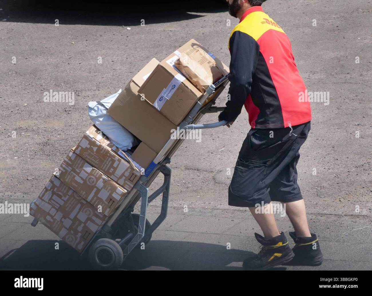 DHL Paketfahrer bei der Auslieferung. DHL *** DHL parcel driver ...