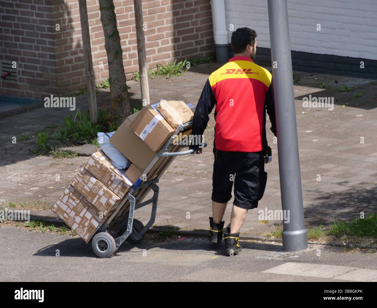 DHL Paketfahrer bei der Auslieferung. DHL *** DHL parcel driver ...