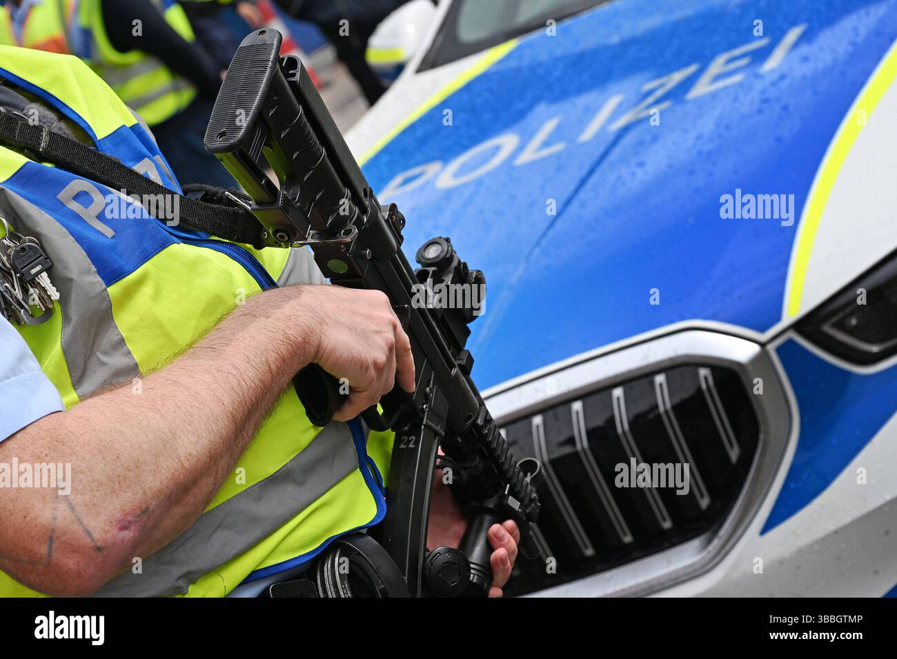 Grenzpolizisten mit Waffe,Gewehr,Schnellfeuerwaffe,Close Up. Alexander ...