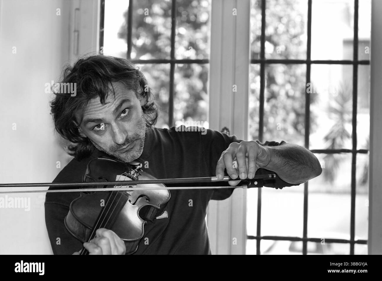 Man with violin Black and White Stock Photos & Images - Alamy