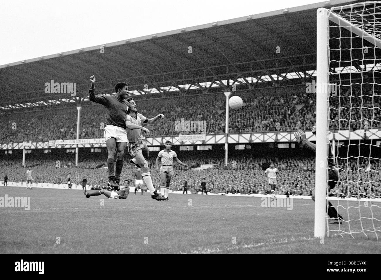 Pele 1966 portugal hi-res stock photography and images - Alamy