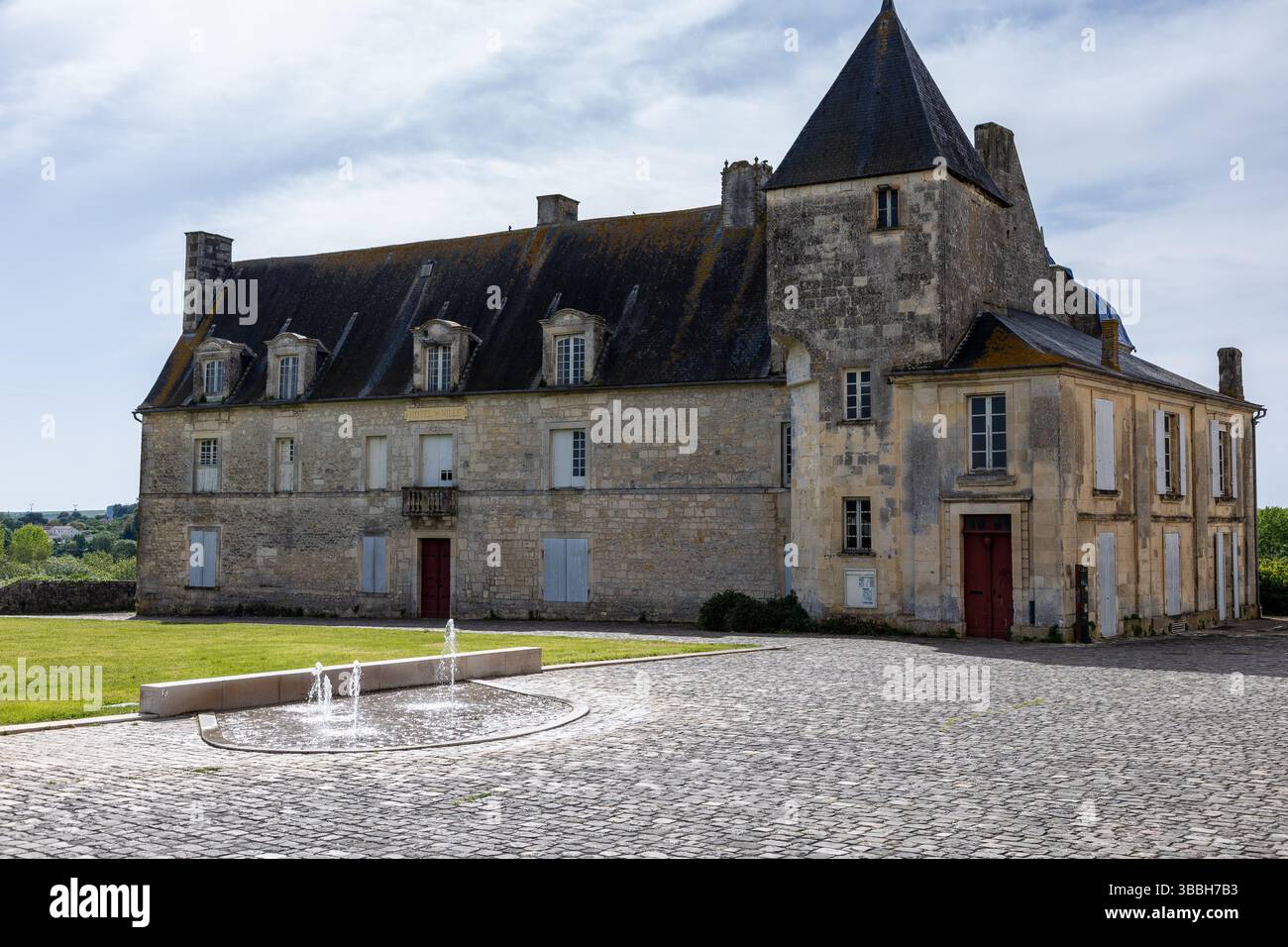 Old houses next castle hi-res stock photography and images - Alamy
