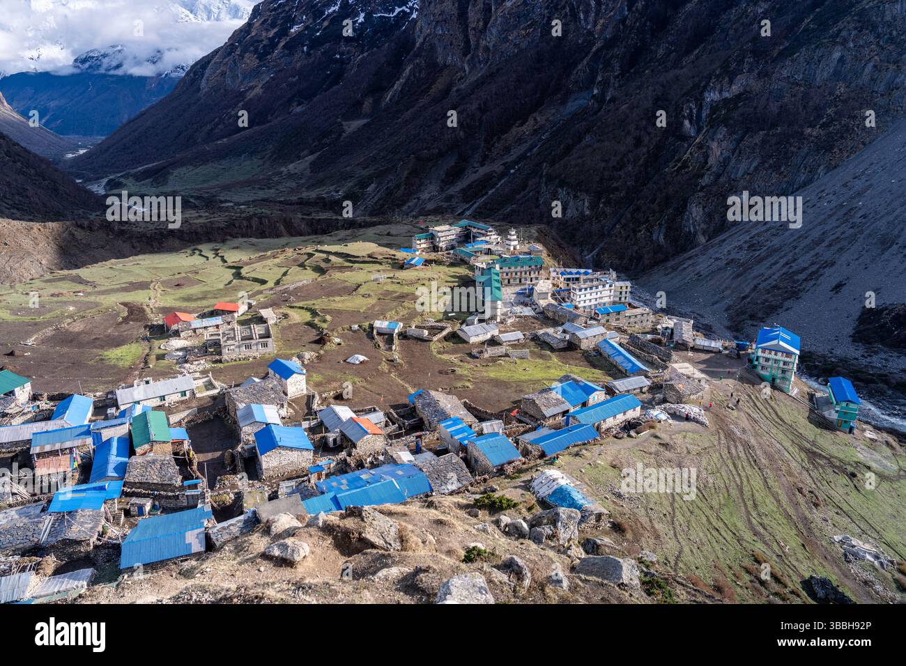 Nepalese village manaslu mountain circuit hi-res stock photography and ...